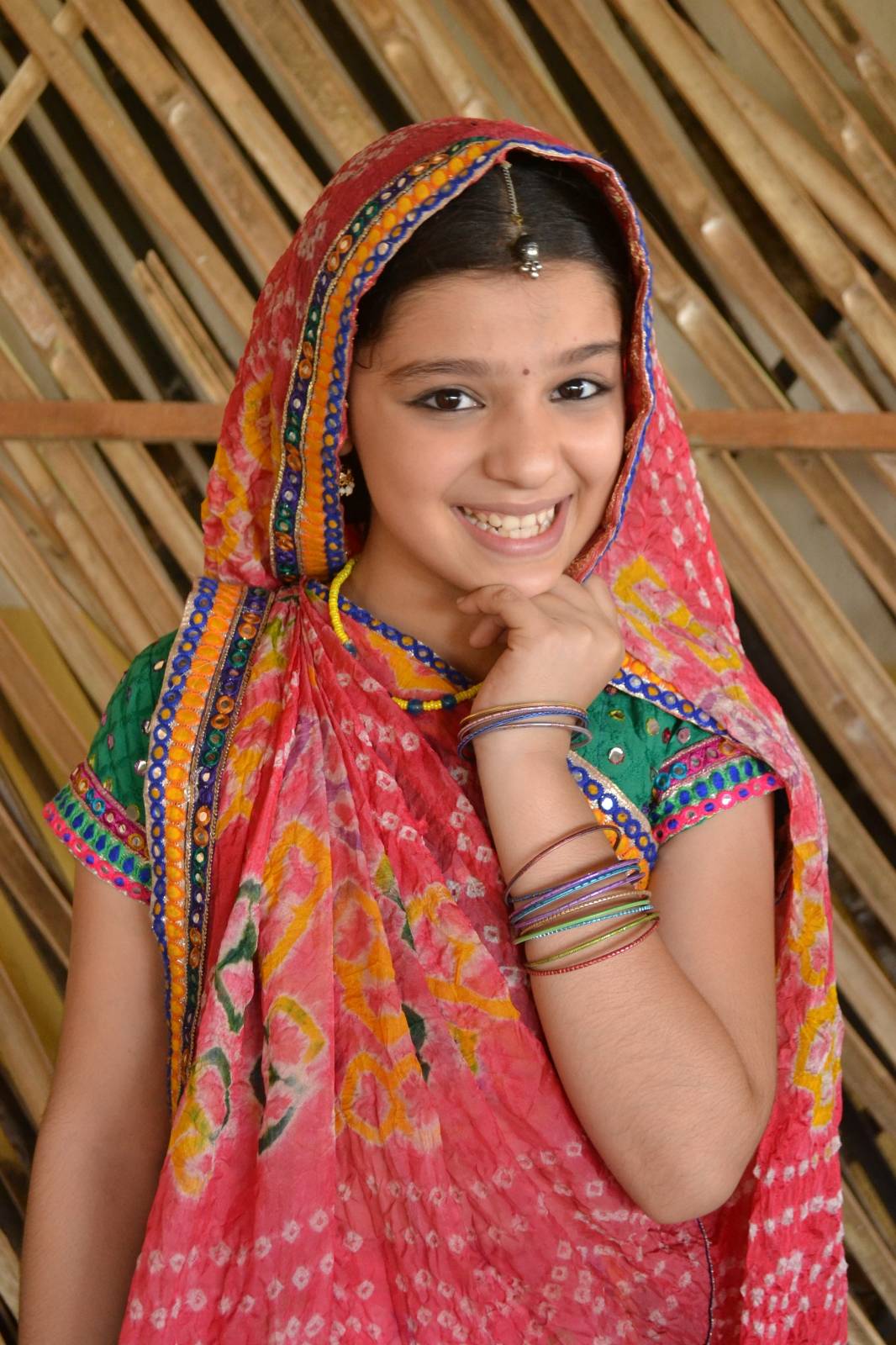 Balika Vadhu On-Sets: The cast poses for the cameras! - Colors Tv