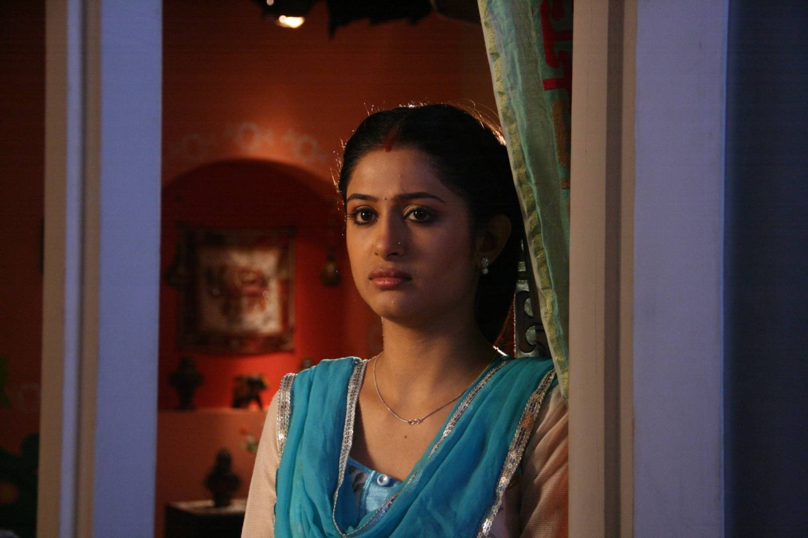 How should Bani go to Canada? - Colors Tv