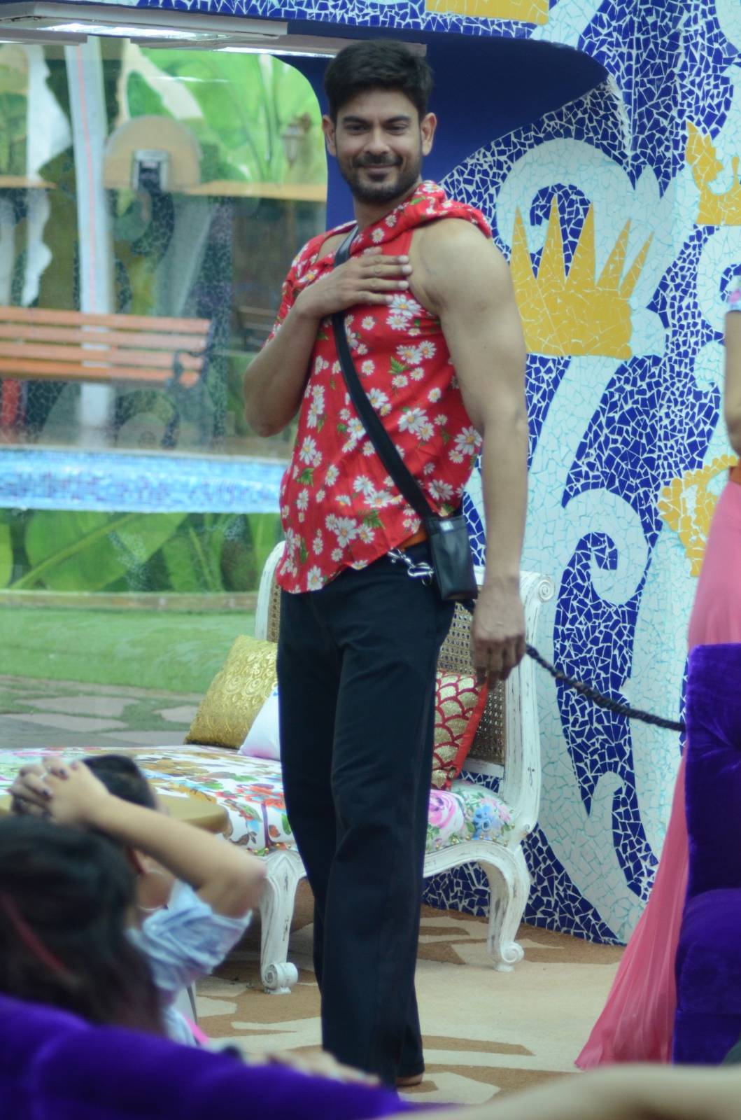 Inside Scoop: Keith cross dresses for Mandana! - Colors Tv