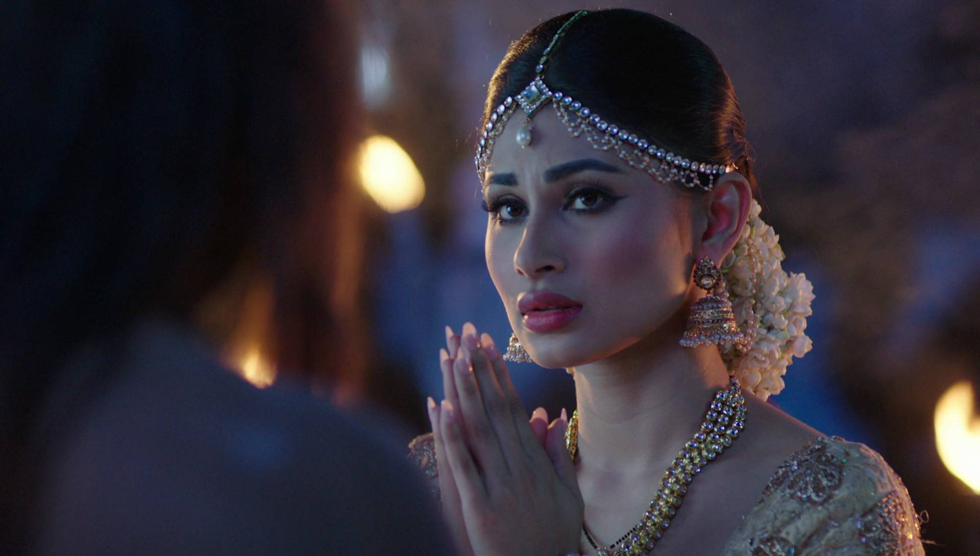 Mouni Roy looks breathtakingly beautiful as Shivangi on Naagin 2!