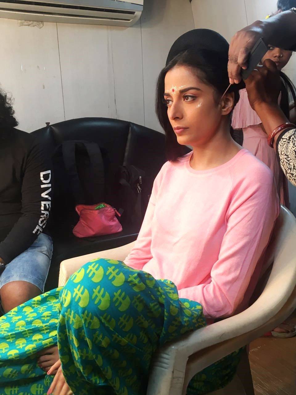 On-sets of Mahakaali: This is how Pooja Sharma gets the serene look of 'Mata Parvati'. - Colors Tv