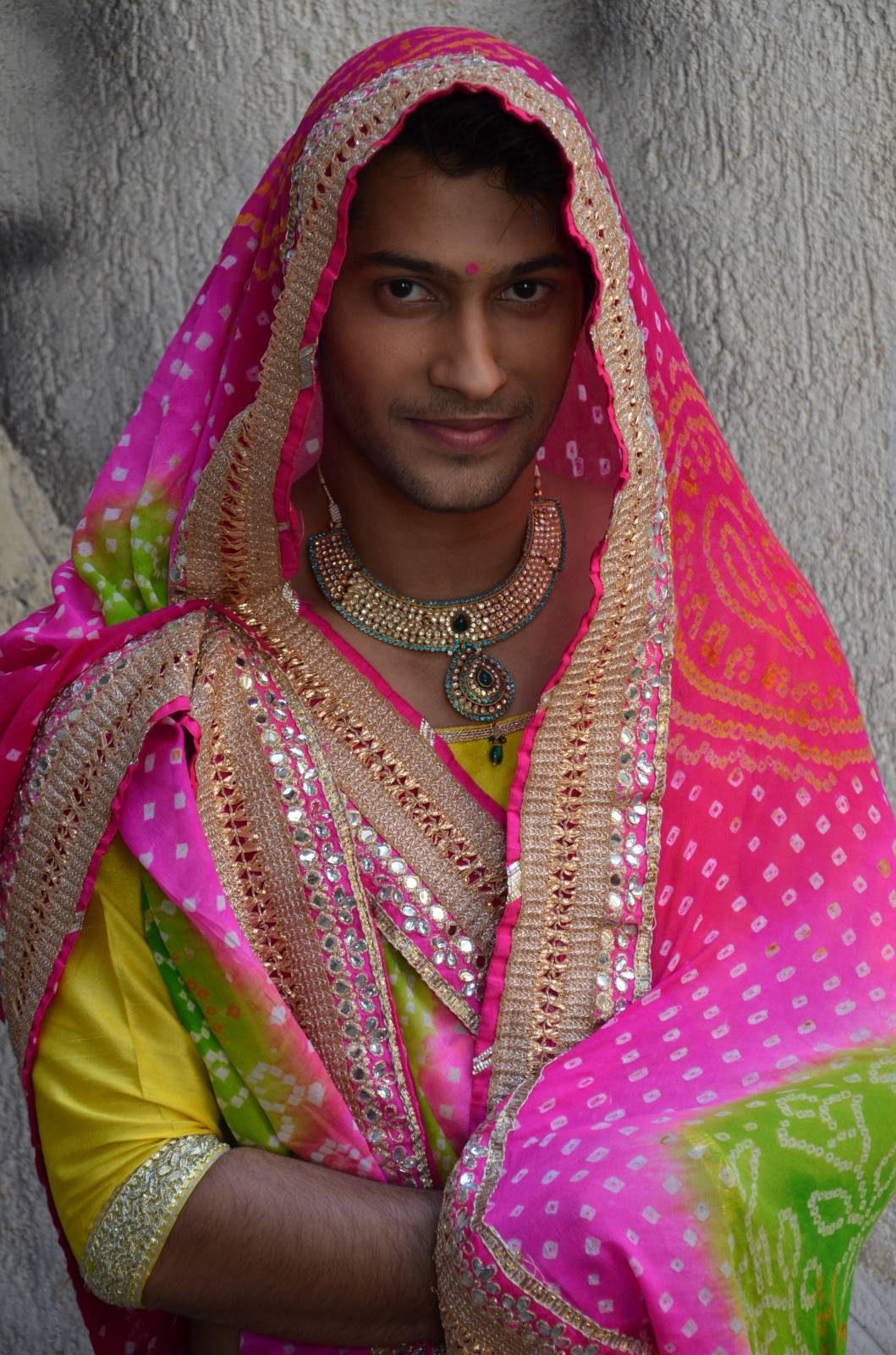 On-Sets: Swaragini cast pose for the cameras! - Colors Tv
