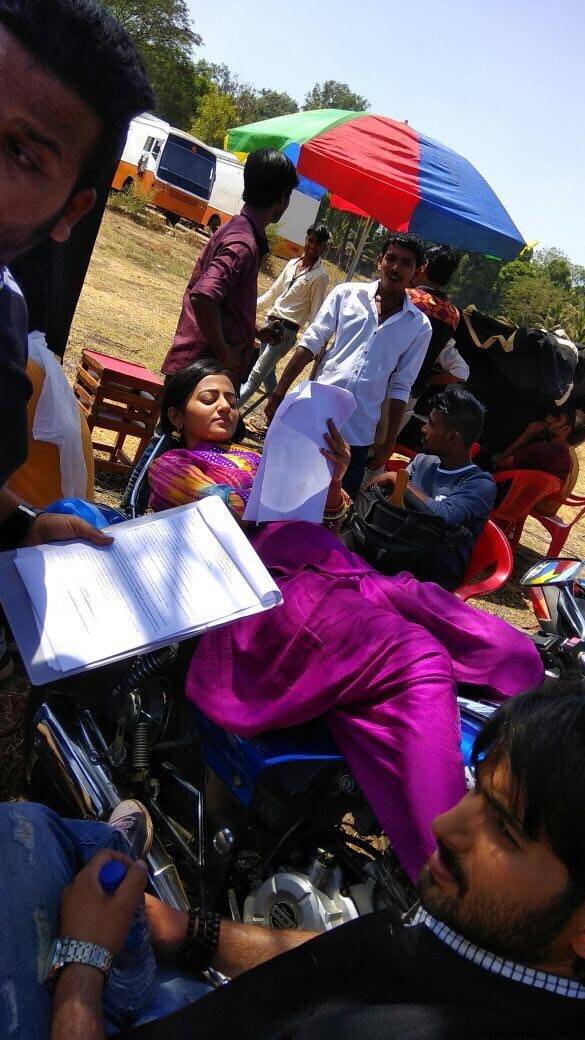 Photos : Helly Shah Is The Most Chill Person On Sets!