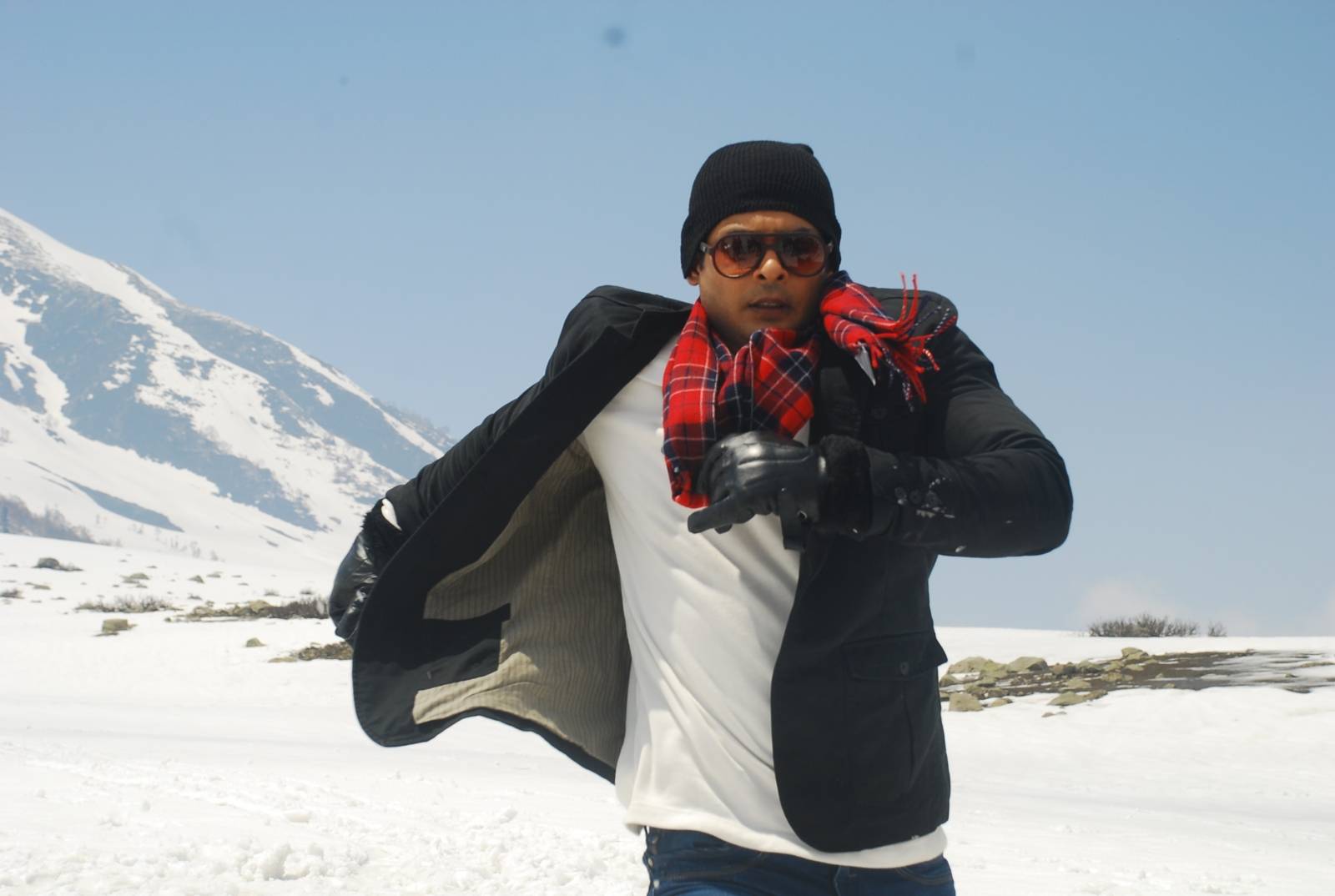 Siddharth turns hero in real life - Colors Tv