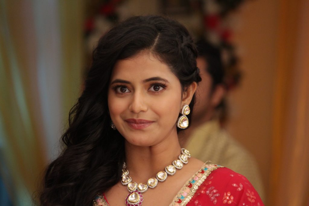 Yuvraj proposes Manyata - Tap to know more! - Colors Tv