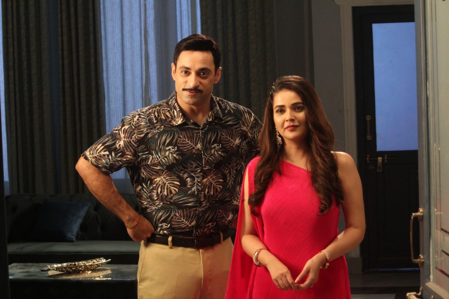 Catch behind the scenes pictures from the set of Saavi ki Savaari ...