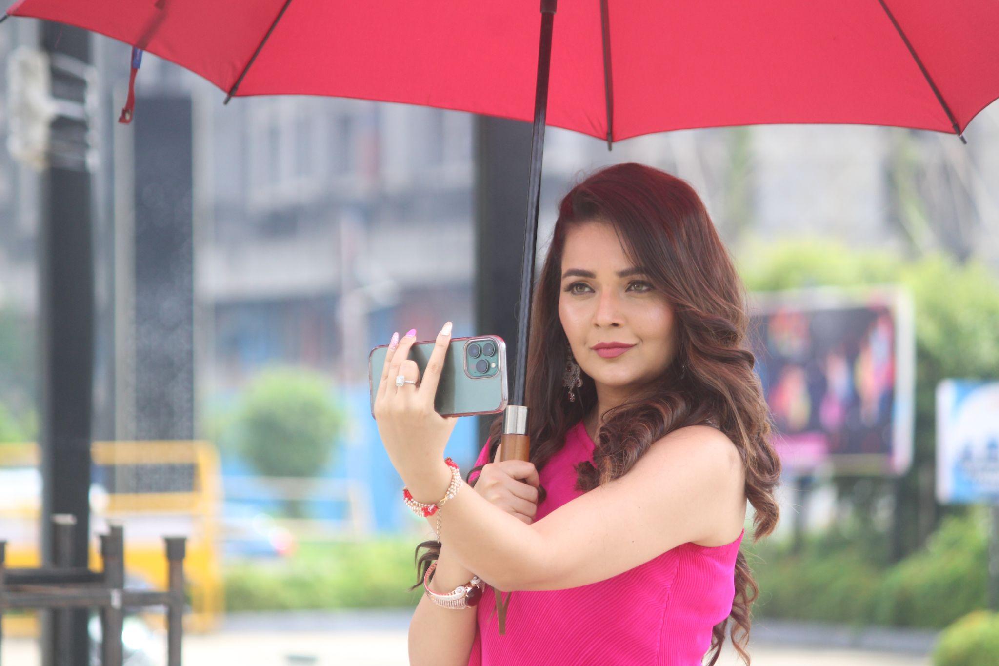 Catch behind the scenes pictures from the set of Saavi ki Savaari ...