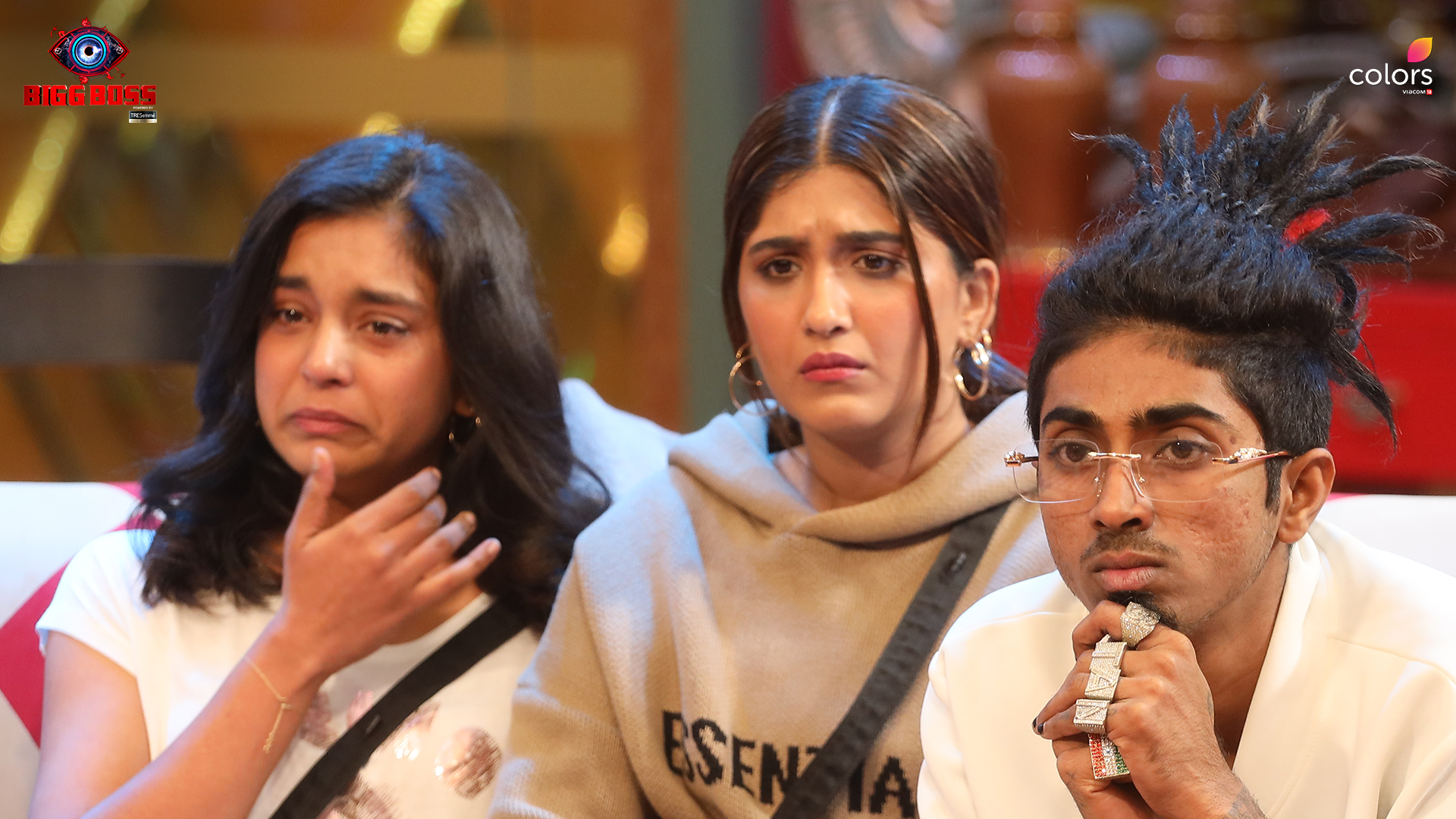 A phone call and a new entry bring twists to the Bigg Boss house ...