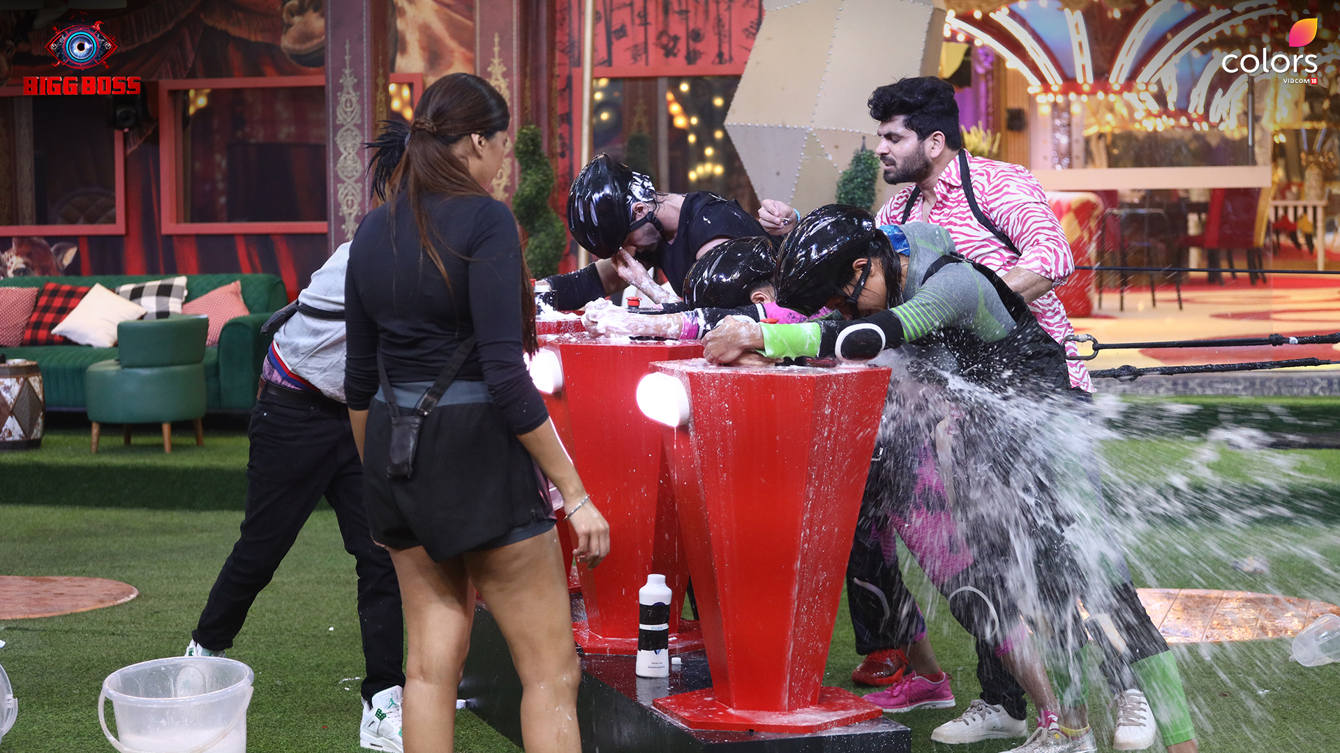 Watch the tussle between the mandali and non-mandali folks in COLORS ...