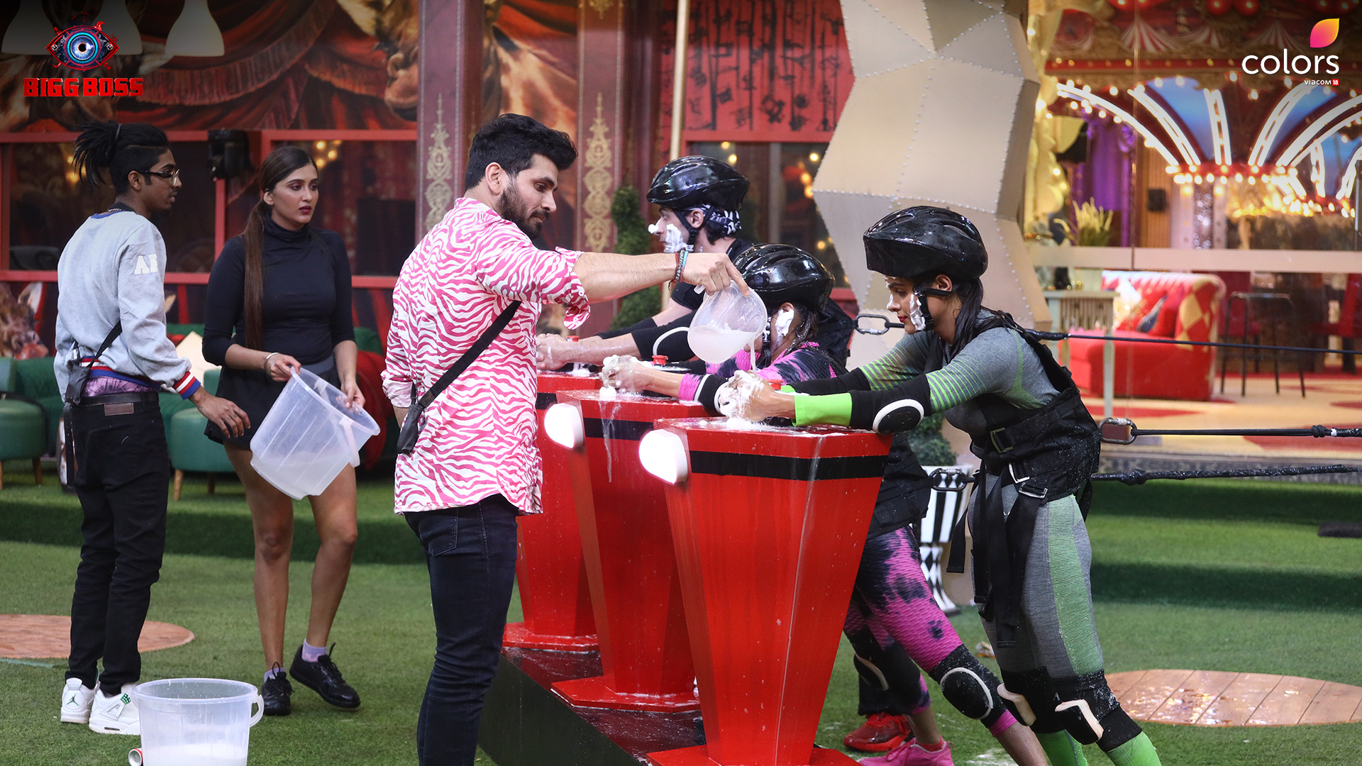 Watch the tussle between the mandali and non-mandali folks in COLORS ...